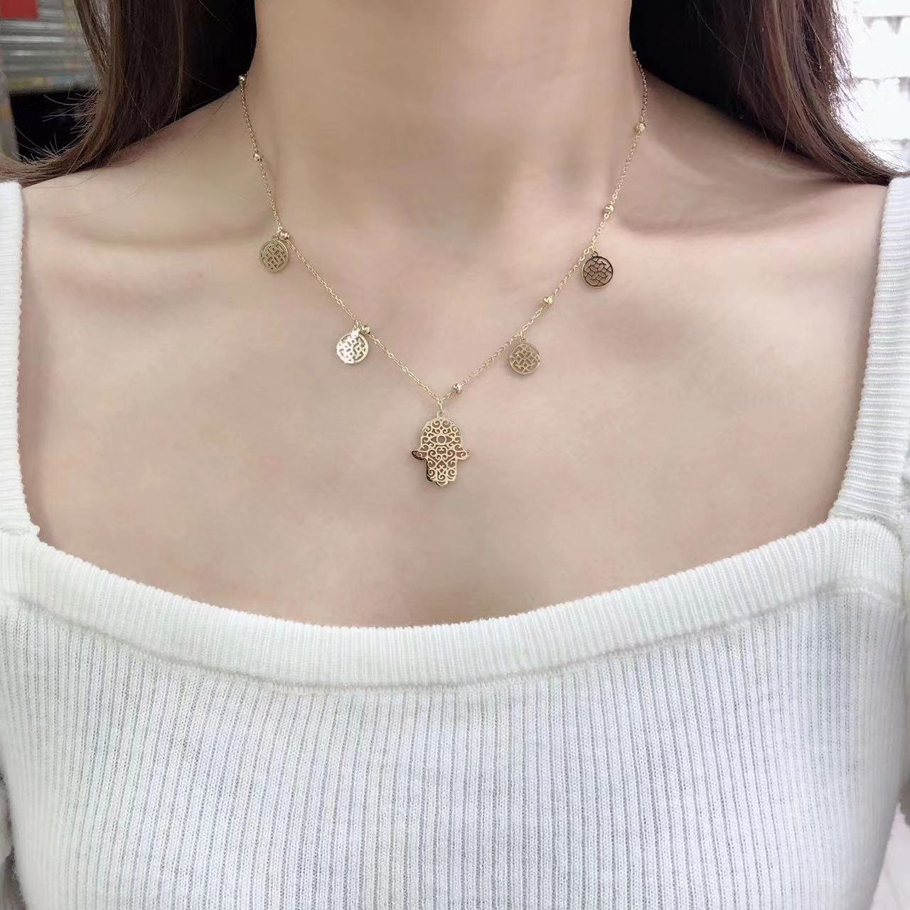 قلادة نسائية راقية تجسد الأناقة والفخامة تتميز بتصاميم مبتكرة ودقة في ...